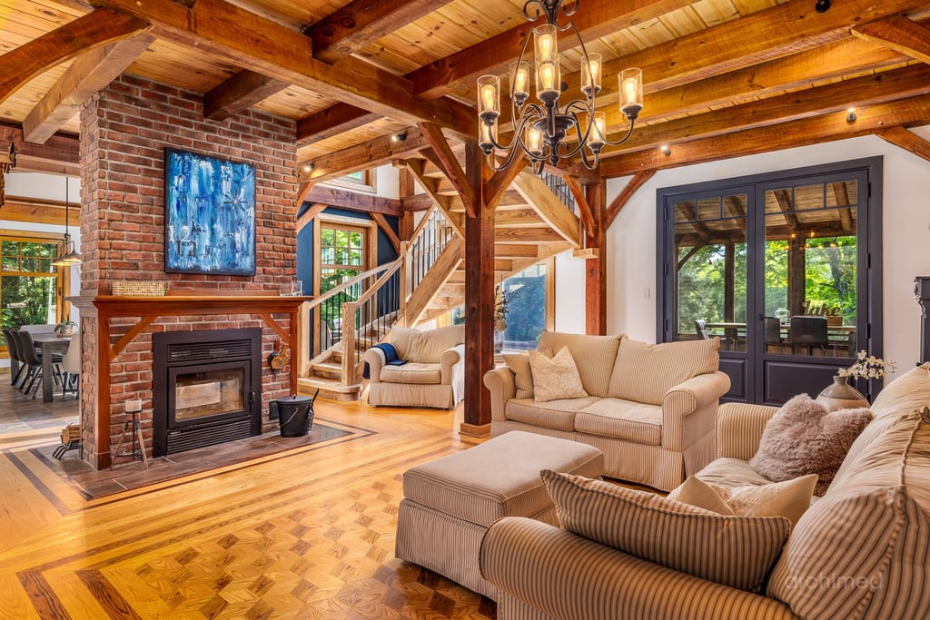 Cette superbe demeure attire l’attention par son caractère unique et ...