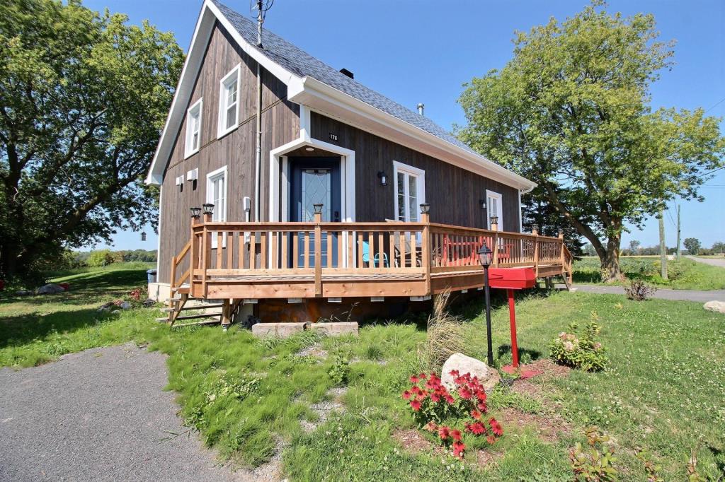 Adorable demeure au cachet champêtre entourée de vastes étendues de ...