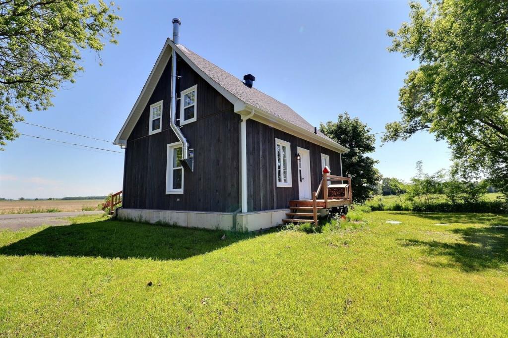 Adorable demeure au cachet champêtre entourée de vastes étendues de ...