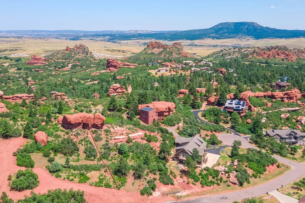 Une maison fusionnée avec rocher rouge vieux de 200 millions d'années ...