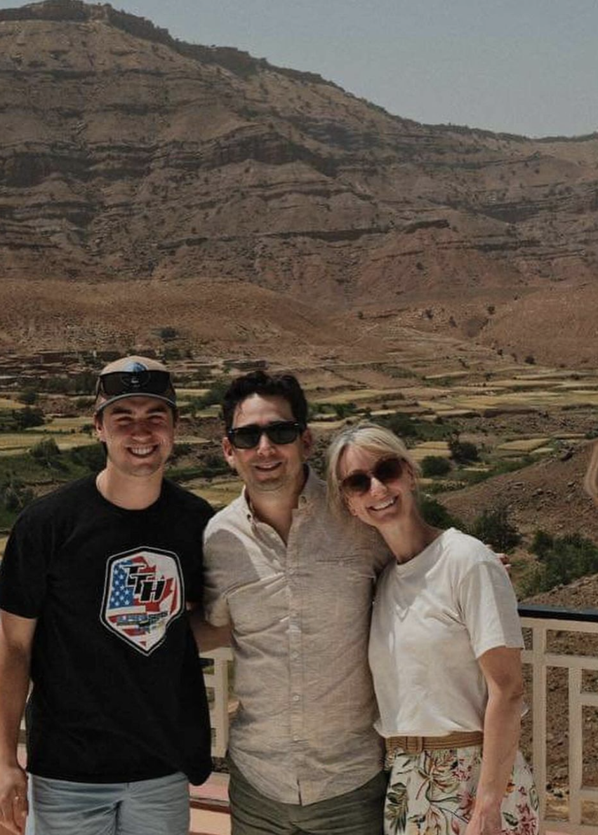 Jean-François Baril est en voyage en Afrique avec sa famille et il ...