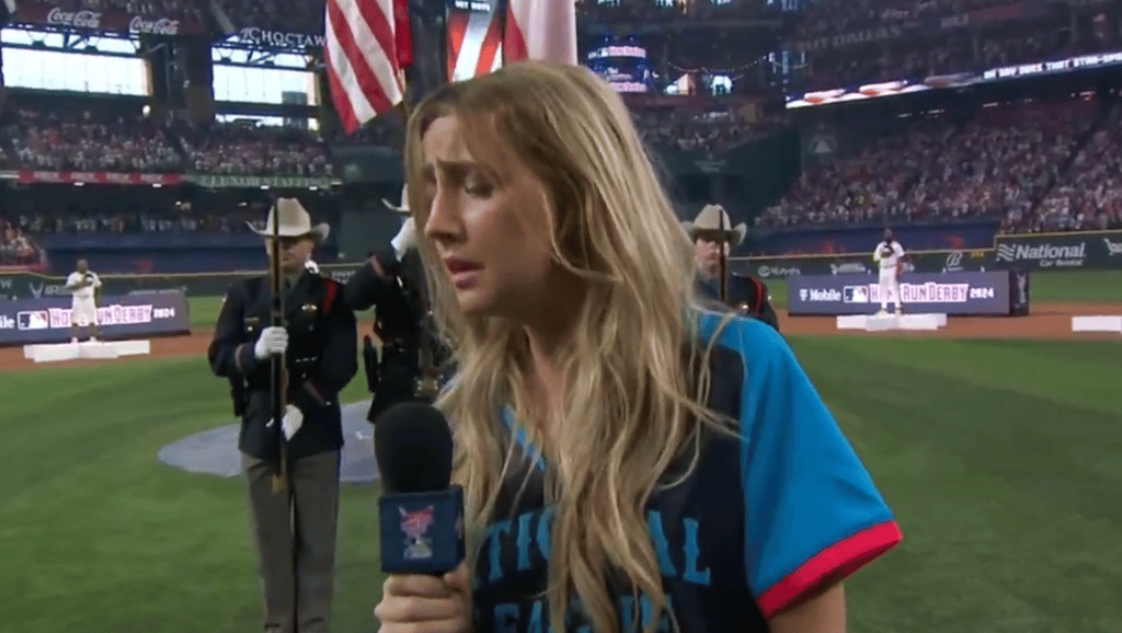 Celle qui a fait saigner vos oreilles avec l'hymne national a une vidéo ...