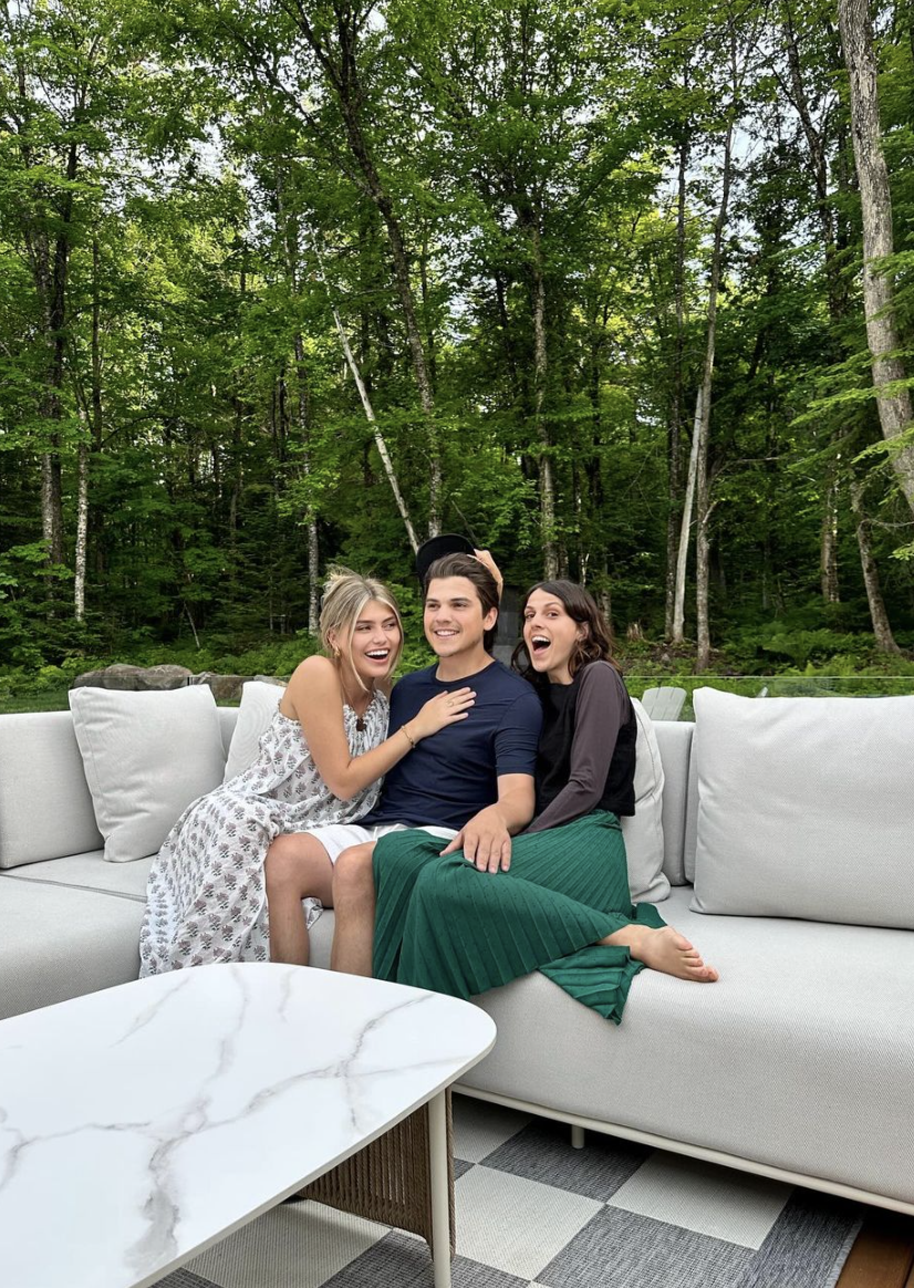 Ludovick Bourgeois pose avec ses sœurs en la mémoire de leur père ...