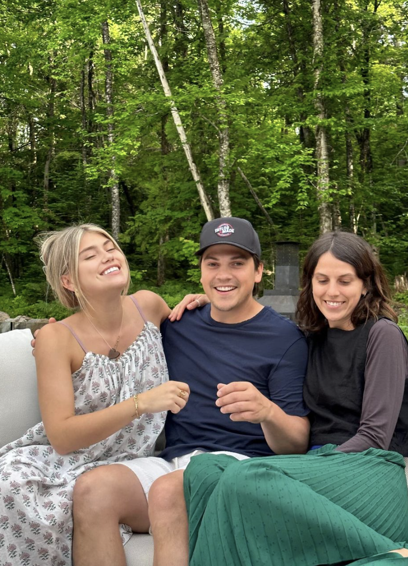 Ludovick Bourgeois pose avec ses sœurs en la mémoire de leur père ...