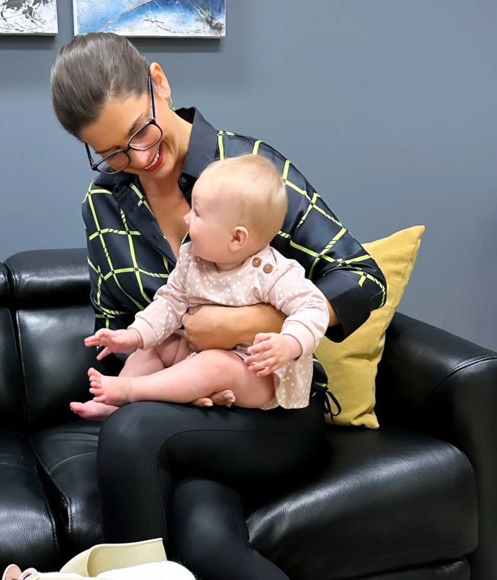 Geneviève Guilbault présente un invité spécial qui a visité son bureau ...