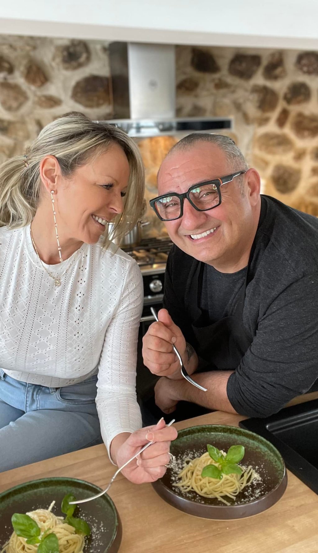 Giovanni Apollo prend une rare photo avec sa conjointe pour leur ...