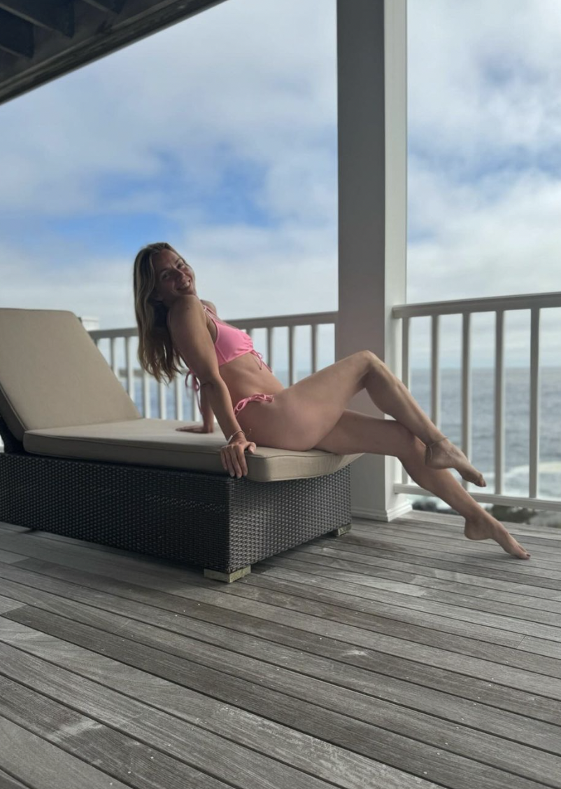 Jacynthe René fait monter la température en prenant la pose en bikini - Monde de Stars