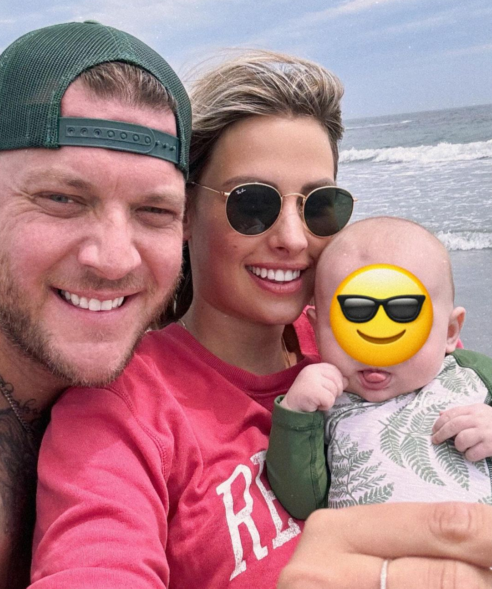 Mathieu Baron et sa blonde se font tatouer la même chose - Monde de Stars