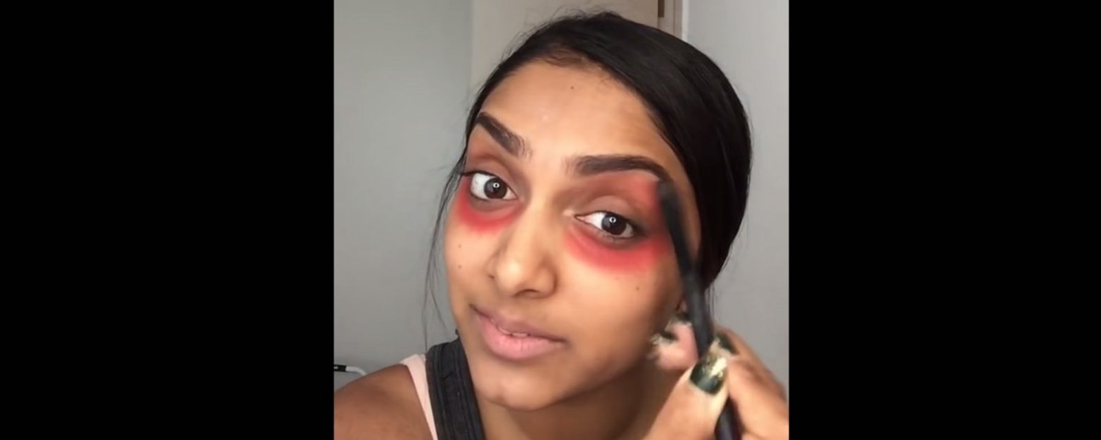 Quand vous saurez pourquoi elle met du rouge à lèvres sous ses yeux ...