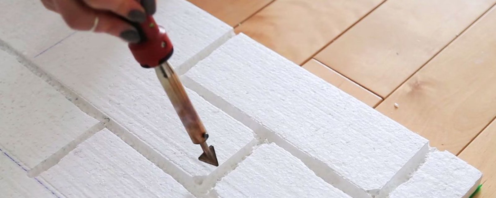 Avec un fer chaud, elle trace des lignes dans une feuille de ...