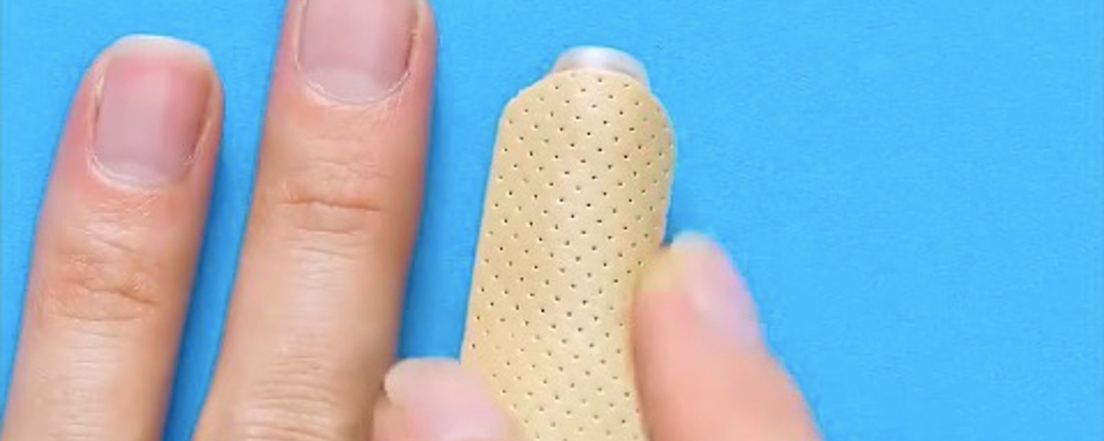 Elle colle un diachylon à la verticale sur son index! Son astuce ...