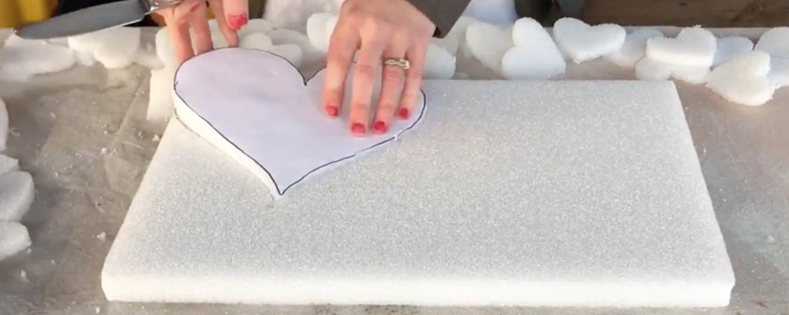 À l'aide de styromousse créez une jolie décoration pour la Saint ...