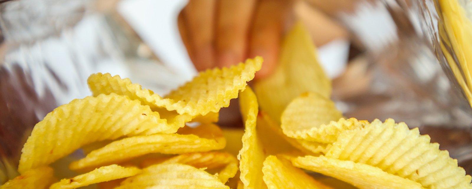 Voici pourquoi il est si difficile d’arrêter de manger des chips, selon ...