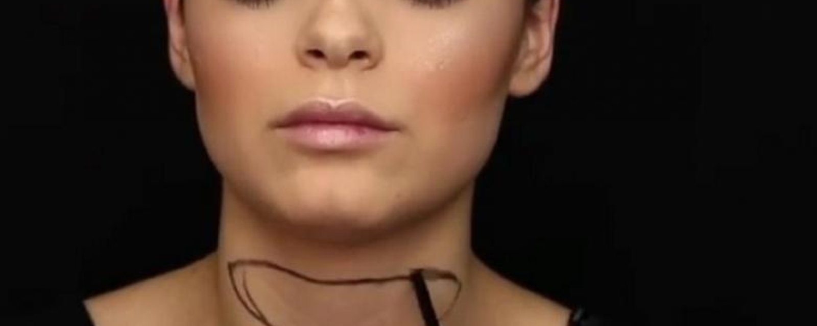 Elle trace un ovale noir sur son cou! Quelques minutes plus tard... L ...