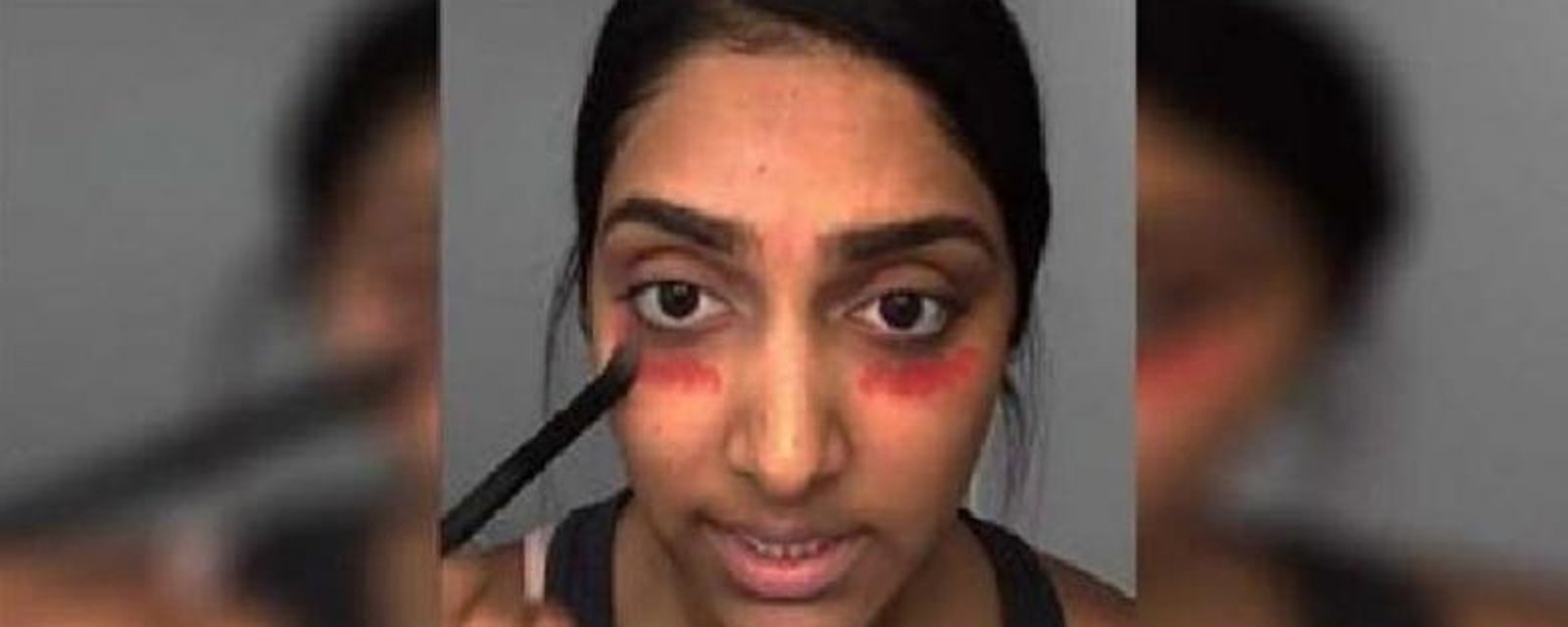 Elle met du rouge à lèvres sous ses yeux. Quand vous allez voir ...