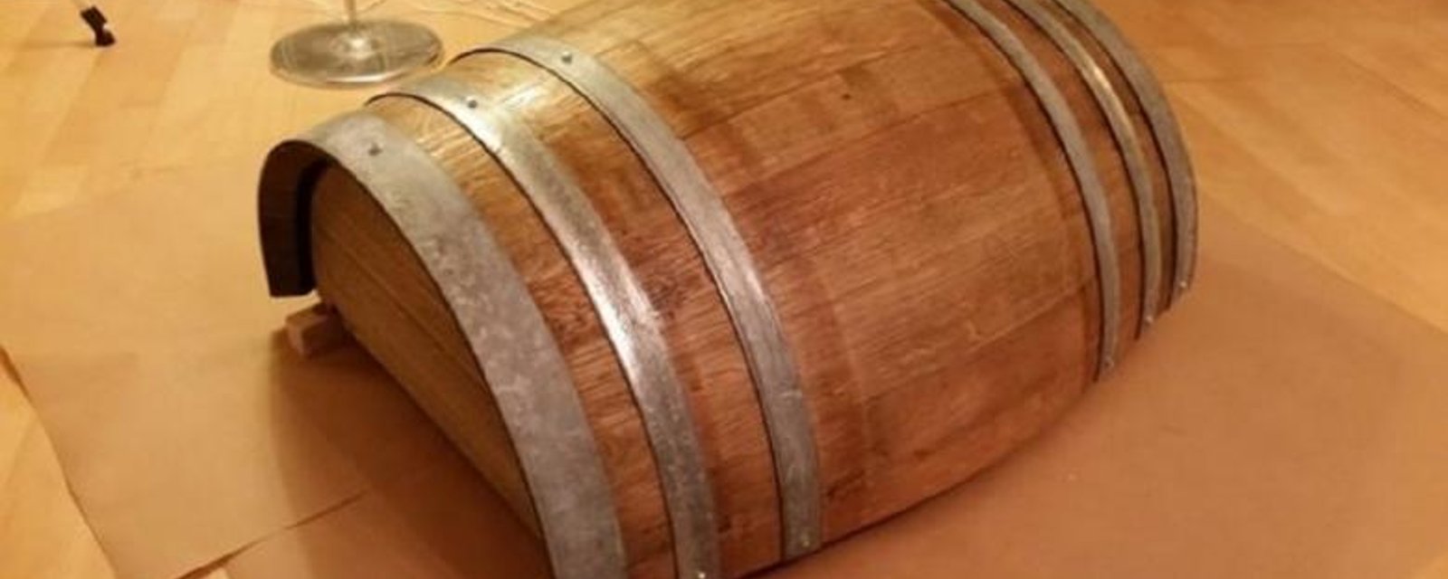 Il commence par scier un baril en deux! Puis il réalise le plus cool ...