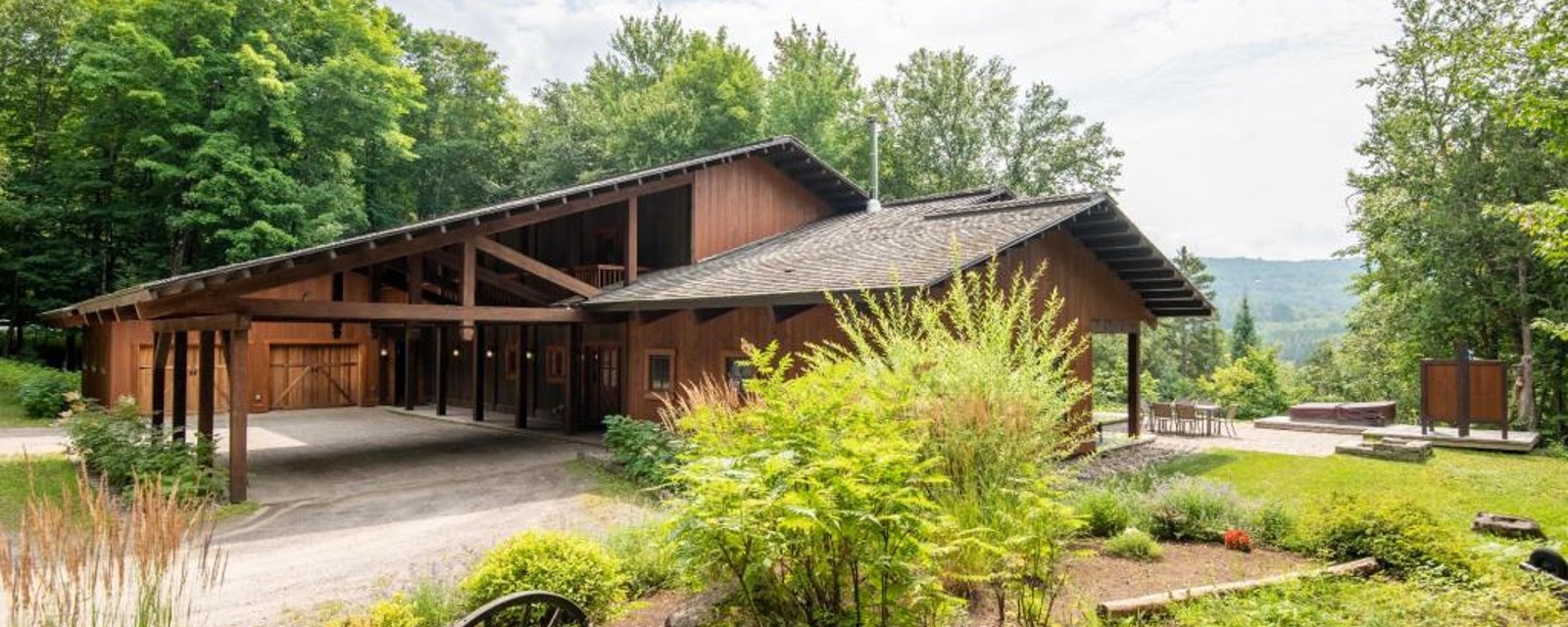 Unique maison meublée style ranch érigée en hauteur sur un magnifique ...