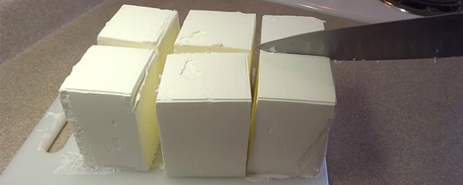 Elle commence par couper sa crème glacée en cube et la suite vous ... Elle commence par couper sa crème glacée en cube et la suite vous ...