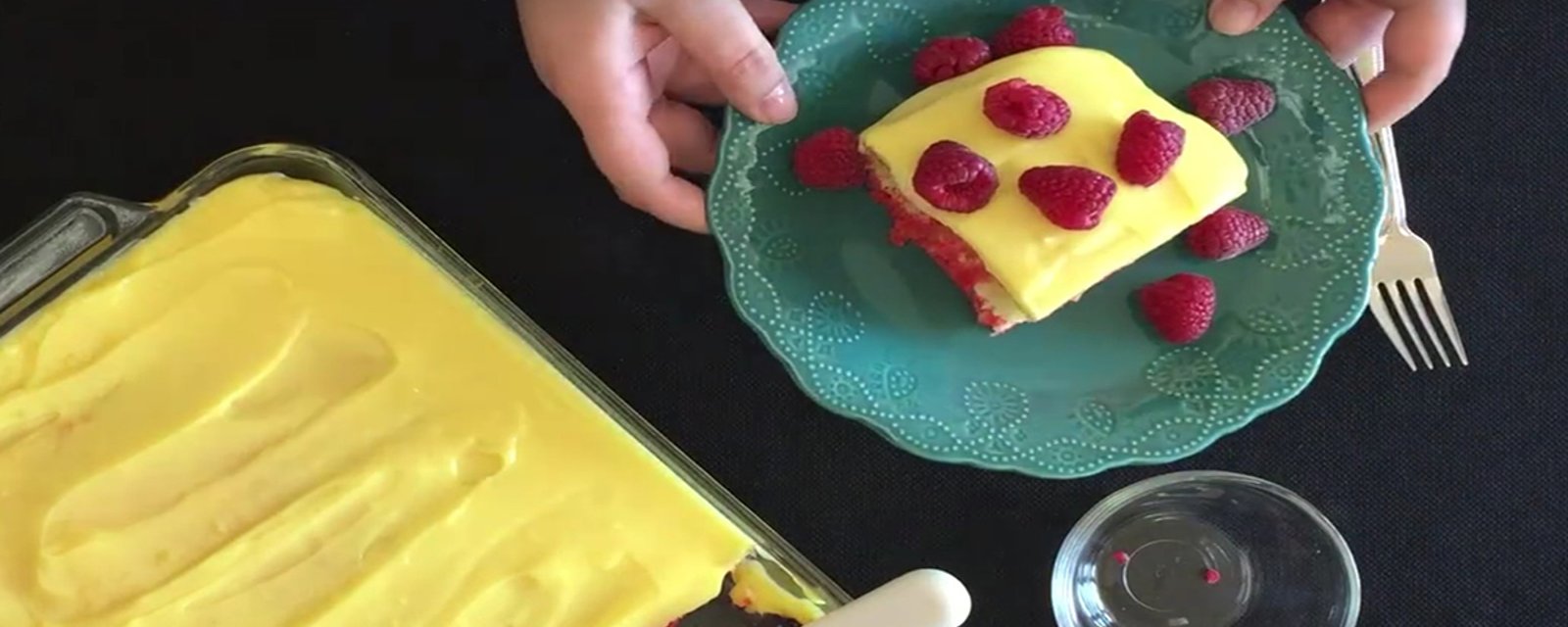 C'est la DÉCADENCE! Ce gâteau fait de sachet de Jell-O à la framboise ...