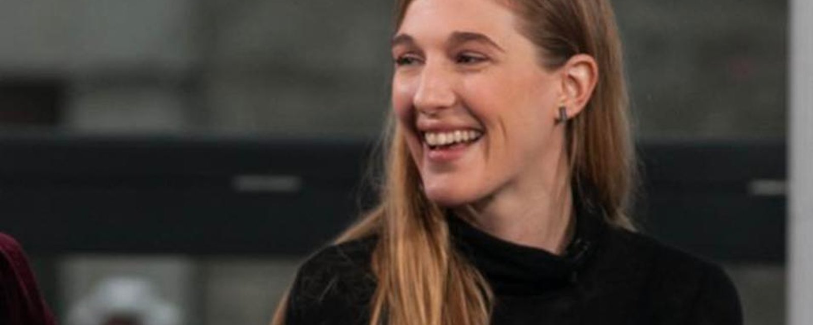 Cette actrice québécoise en met plein la vue avec sa tenue dorée sur le ...