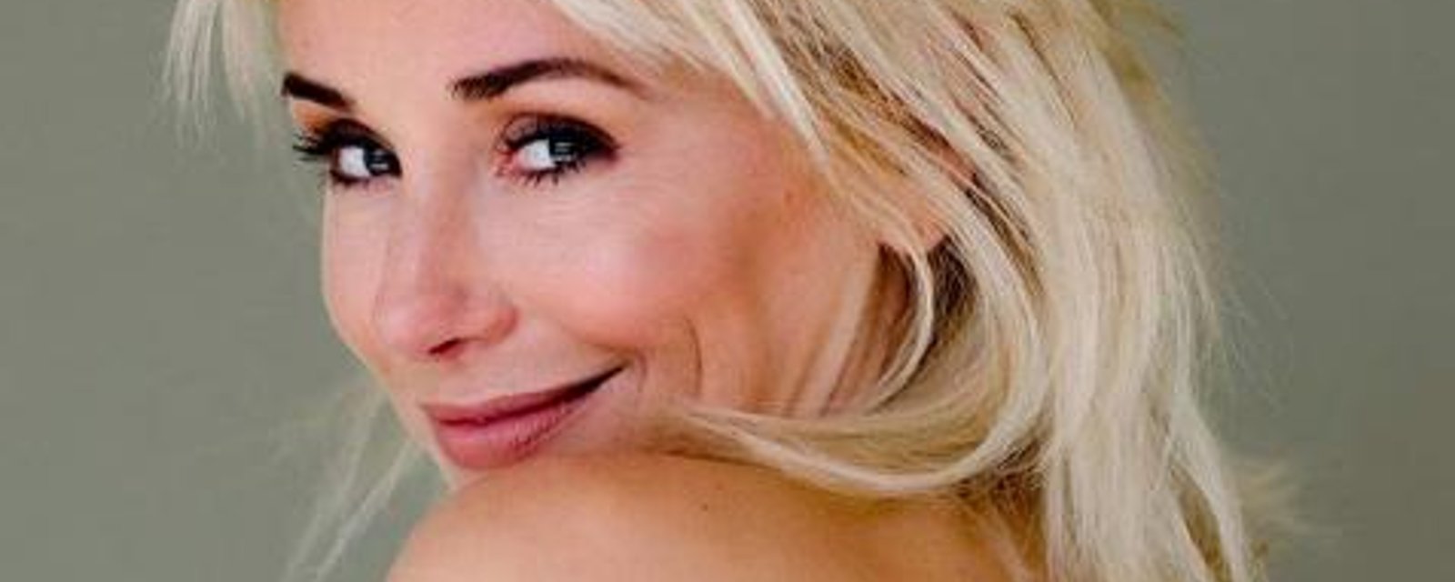 Mariloup Wolfe pose en maillot sur la plage et c'est incroyablement ...