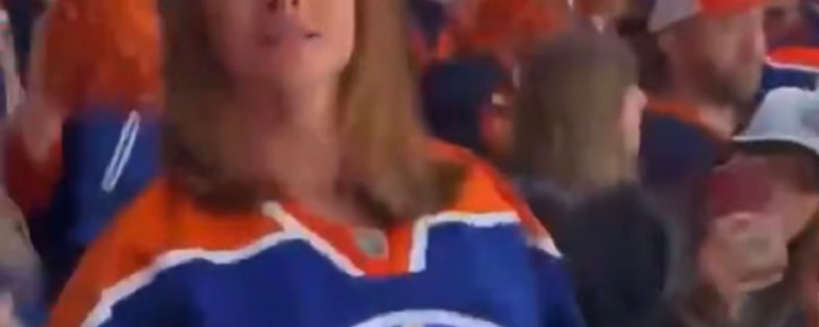 Une fan des Oilers « flash » son haut en plein match et soulève une ...