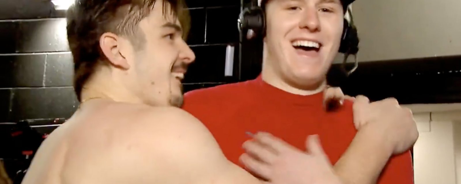 Jakub Dobes taquiné par ses coéquipiers après la victoire - HabsolumentFan