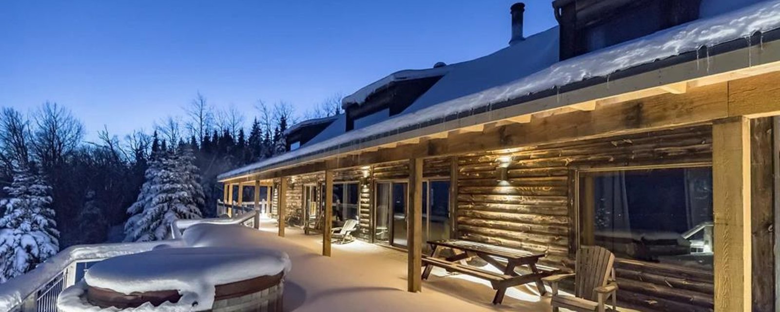 Refuge rustique-chic isolé en forêt sur un lot de 339 160 pi² avec vue ...