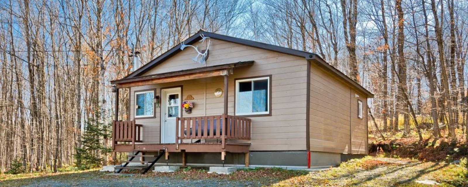 Charmant chalet 4 saisons meublé, équipé et niché en pleine nature à vendre pour 159 000$ - Les ...