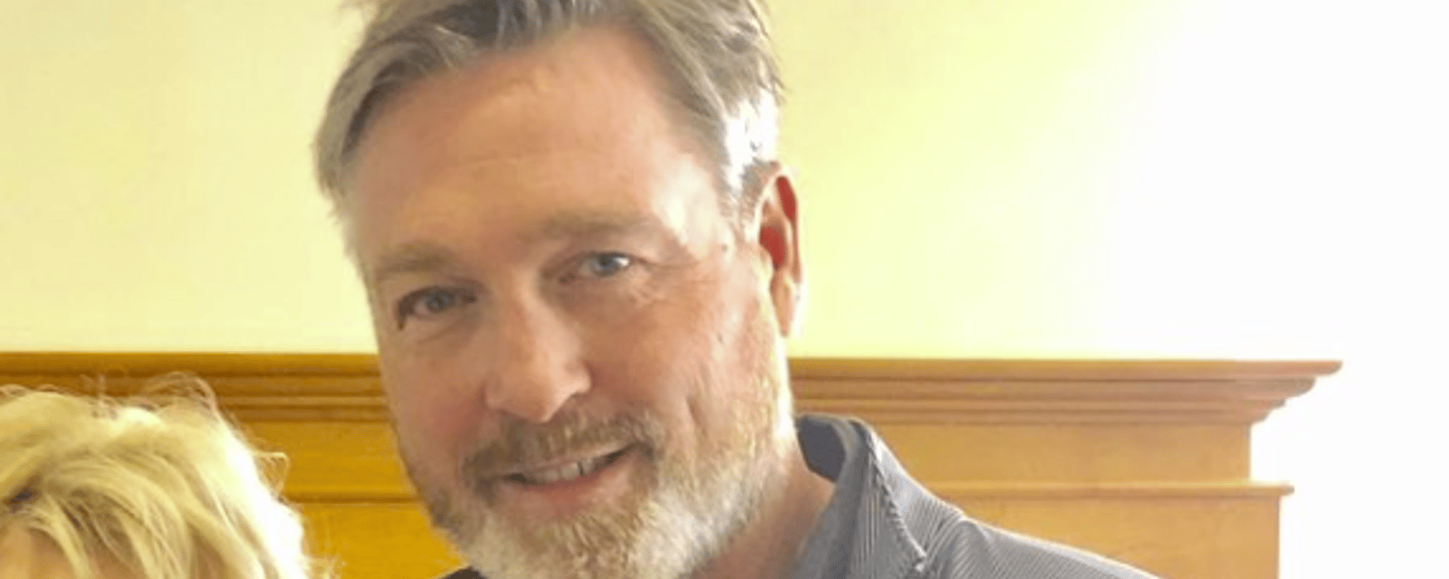 Patrick Roy prend la pose pour vous dévoiler une œuvre impressionnante ...