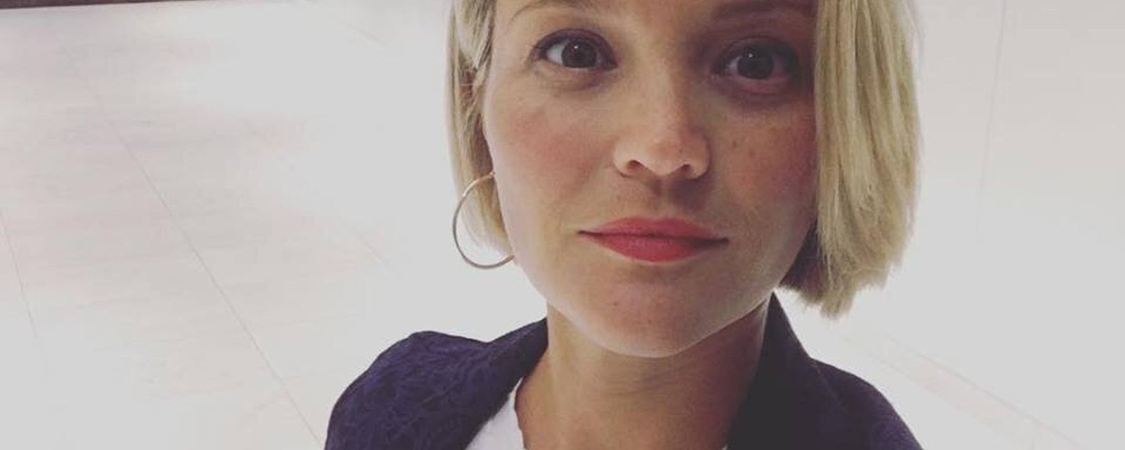 Julie Ringuette éblouit la galerie avec ce haut osé - Monde de Stars