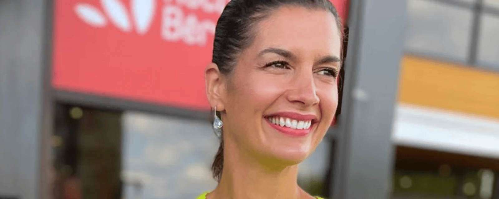 Geneviève Guilbault prend la pose avec ses amies lors d'une occasion ...