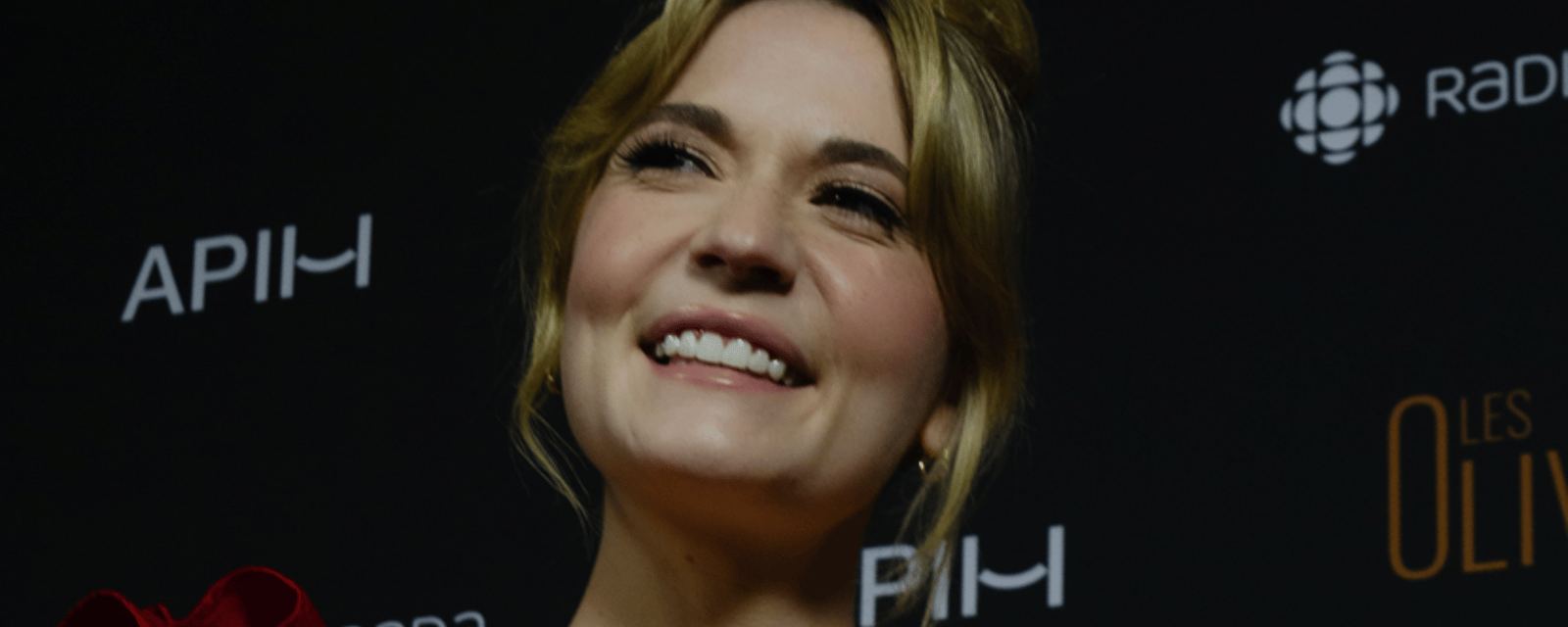 Rosalie Vaillancourt enflamme le tapis rouge du Gala Les Olivier avec ...