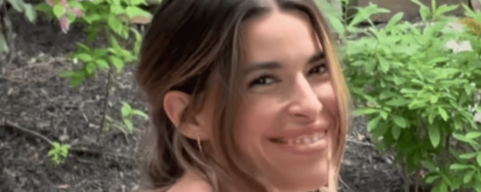 Marilou est resplendissante en prenant la pose en maillot de bain ...