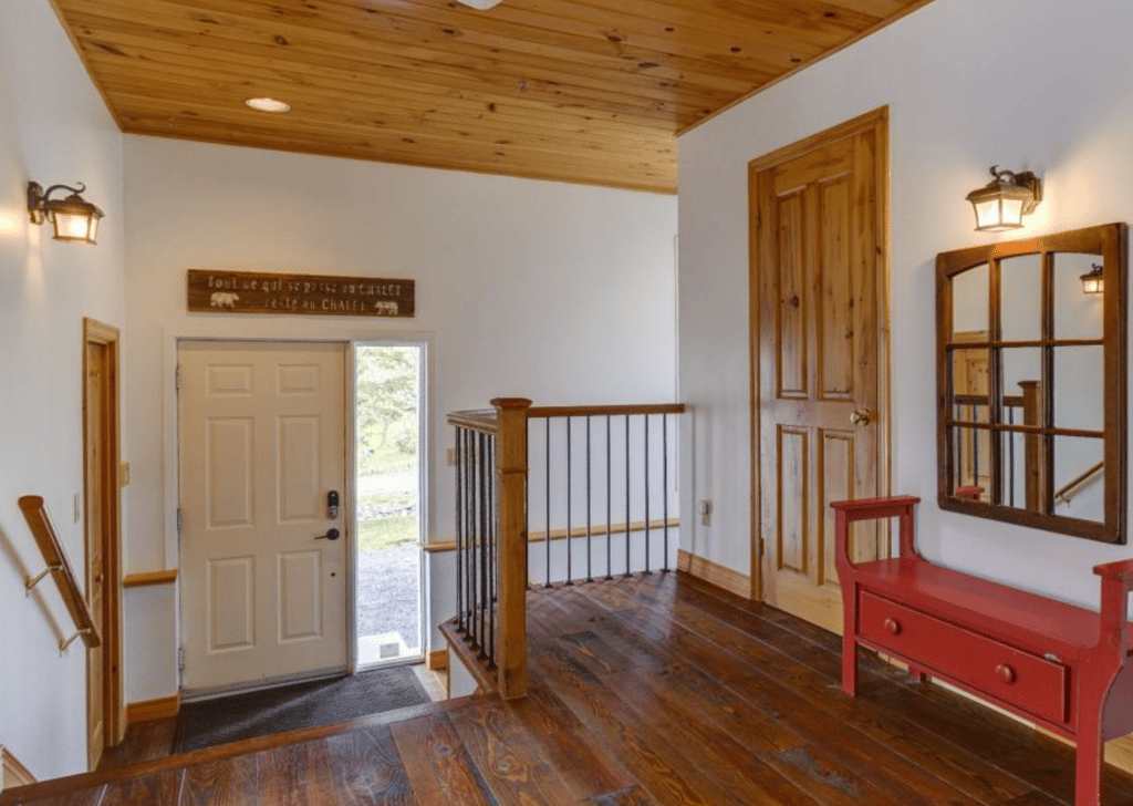 Spacieuse résidence 30 000 pieds carrés de nature avec un accès au lac Stukely à deux pas de là ...