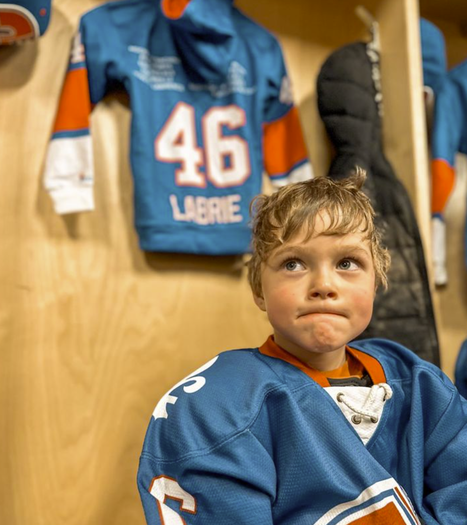Le petit-fils de Patrick Roy prend la pose avec un chandail des ...