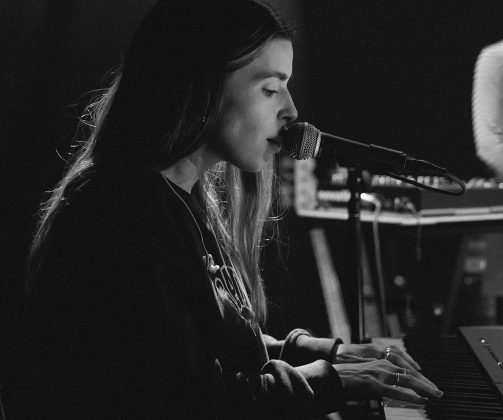 Marilou affronte ses peurs et remonte sur scène après 10 ans - Monde de ...