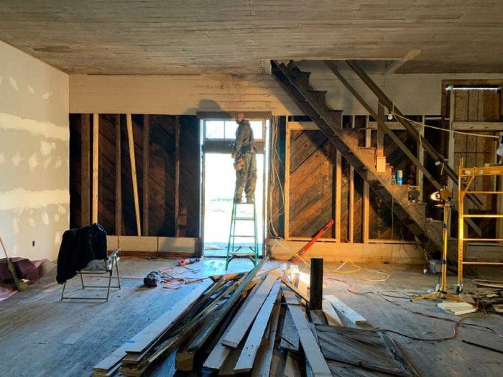 Un couple achète un vieux magasin général et le transforme en leur ...