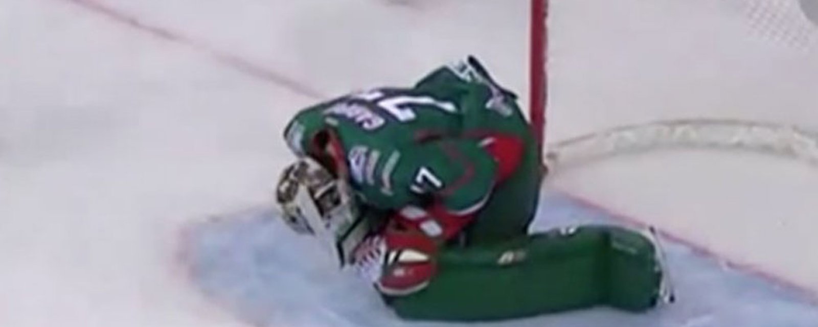 Must see: goalie gives up terrible goal! - HockeyFeed