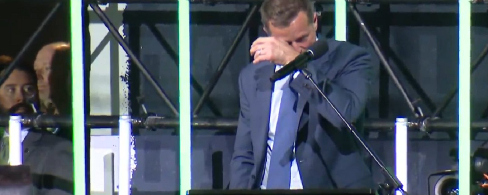 Mike Modano tears up as Stars honor him with a statue. - HockeyFeed