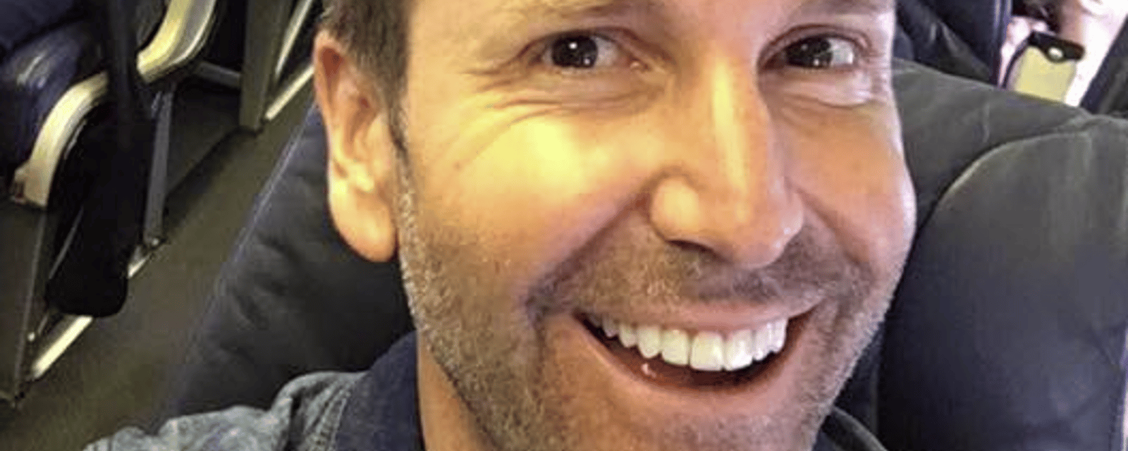 Éric Salvail s'éclate en voyage hors du Québec et il est tout sourire ...