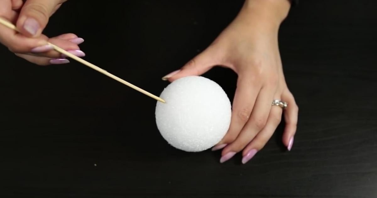 Elle plante un bâton dans une boule de styromousse, le résultat est ...
