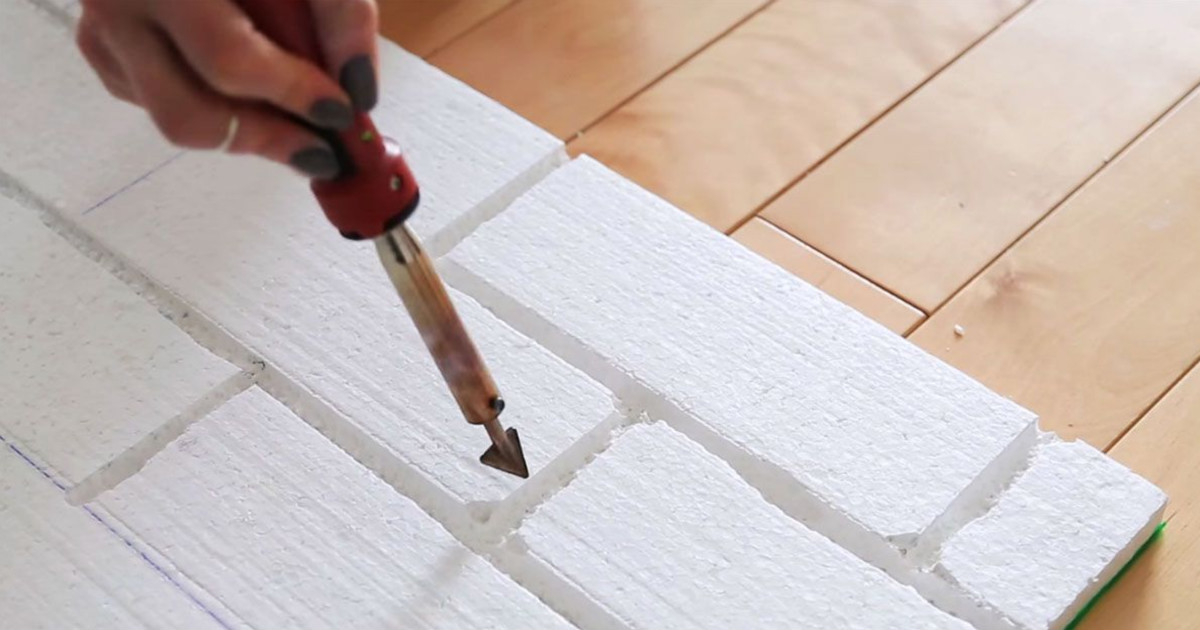 Avec un fer chaud, elle trace des lignes dans une feuille de ...