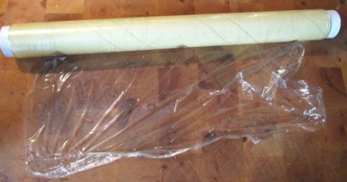 Sa mère se plaignait tout le temps au sujet de la pellicule plastique ...