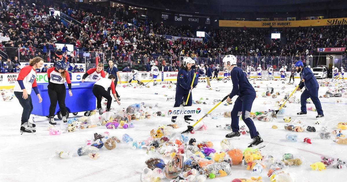 À VOIR | Les partisans du Rocket envoient une volée de peluches sur la ...