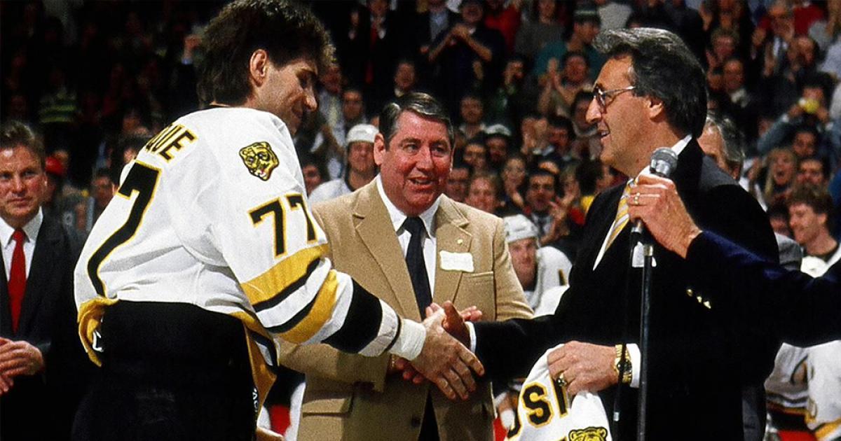 The incredible moment when Bourque “surrendered” #7 to Esposito at Espo ...