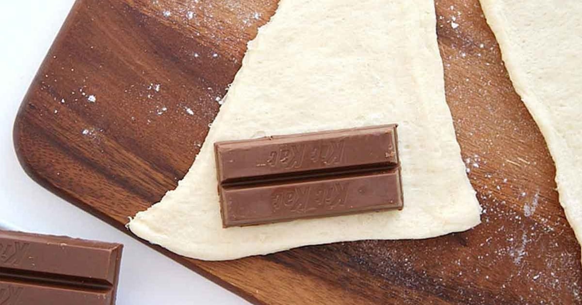 Il dépose un morceau de Kit Kat sur de la pâte... Le résultat est une ...
