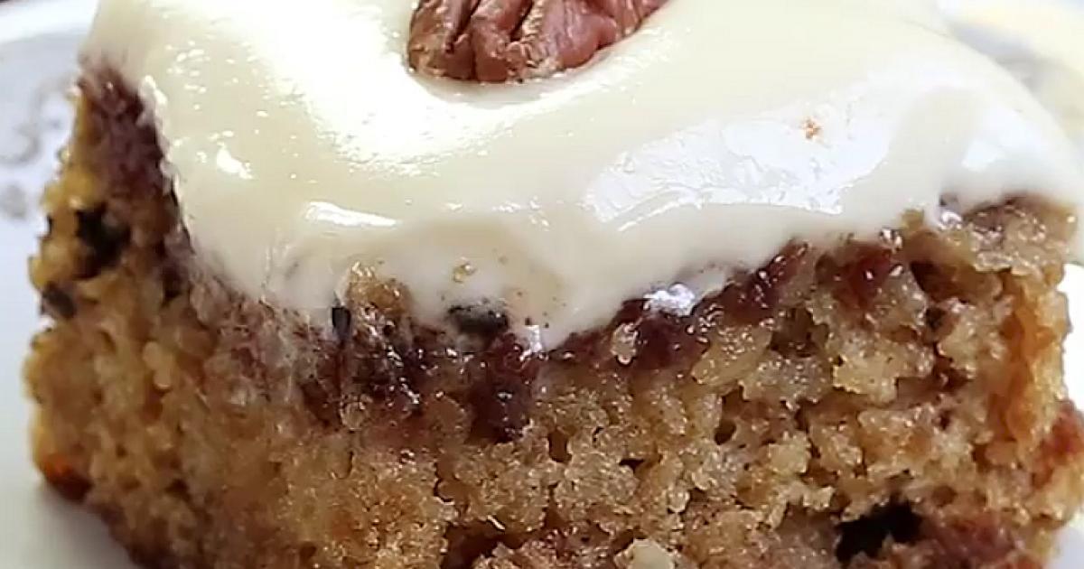 Cet incroyable gâteau ananas-pacanes avec glaçage crémeux est très ...