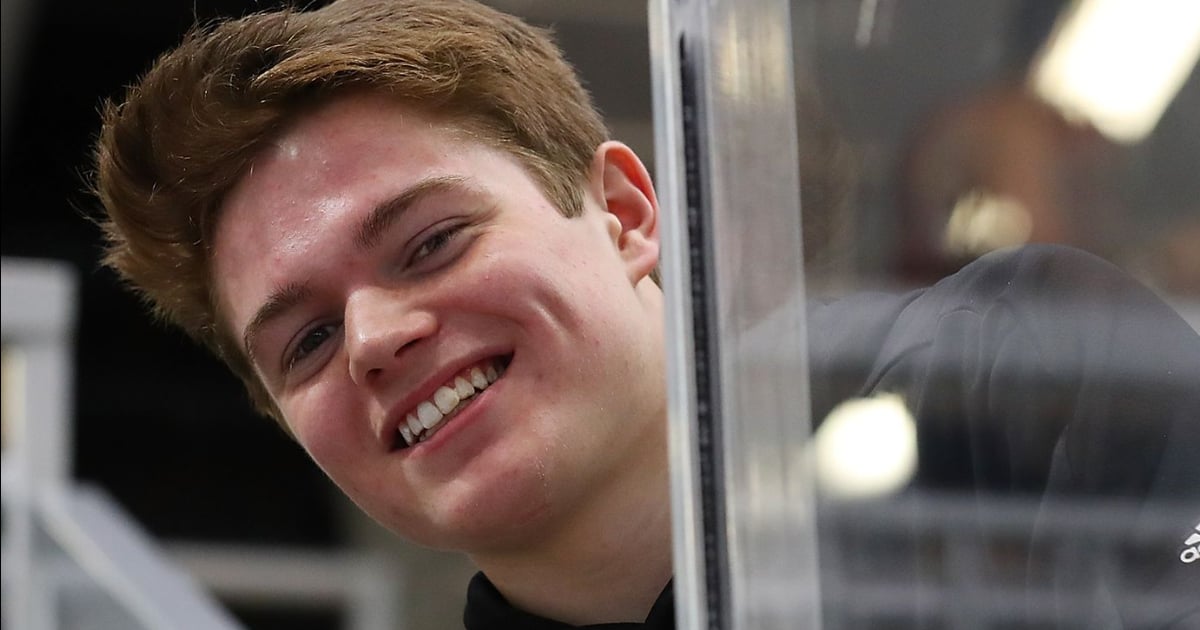 Cole Caufield et 2 autres joueurs du CH présentent leur casquette ...