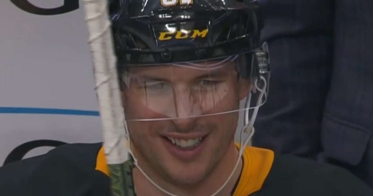 Sidney Crosby receives standing ovation after breaking Lemieux's record. - HockeyFeed